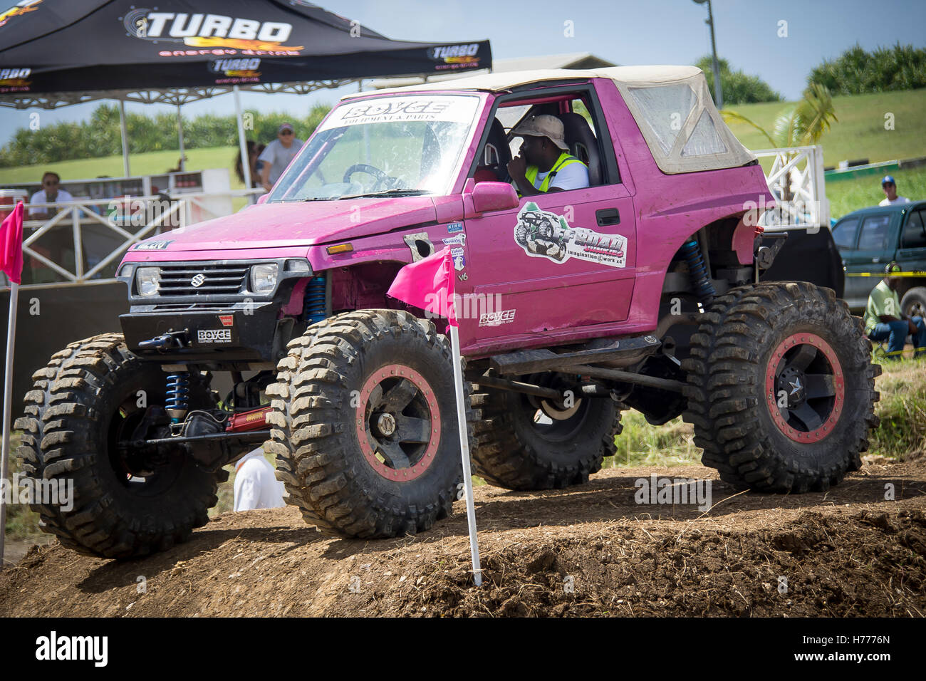 Off roading obstacle course hi-res stock photography and images - Alamy