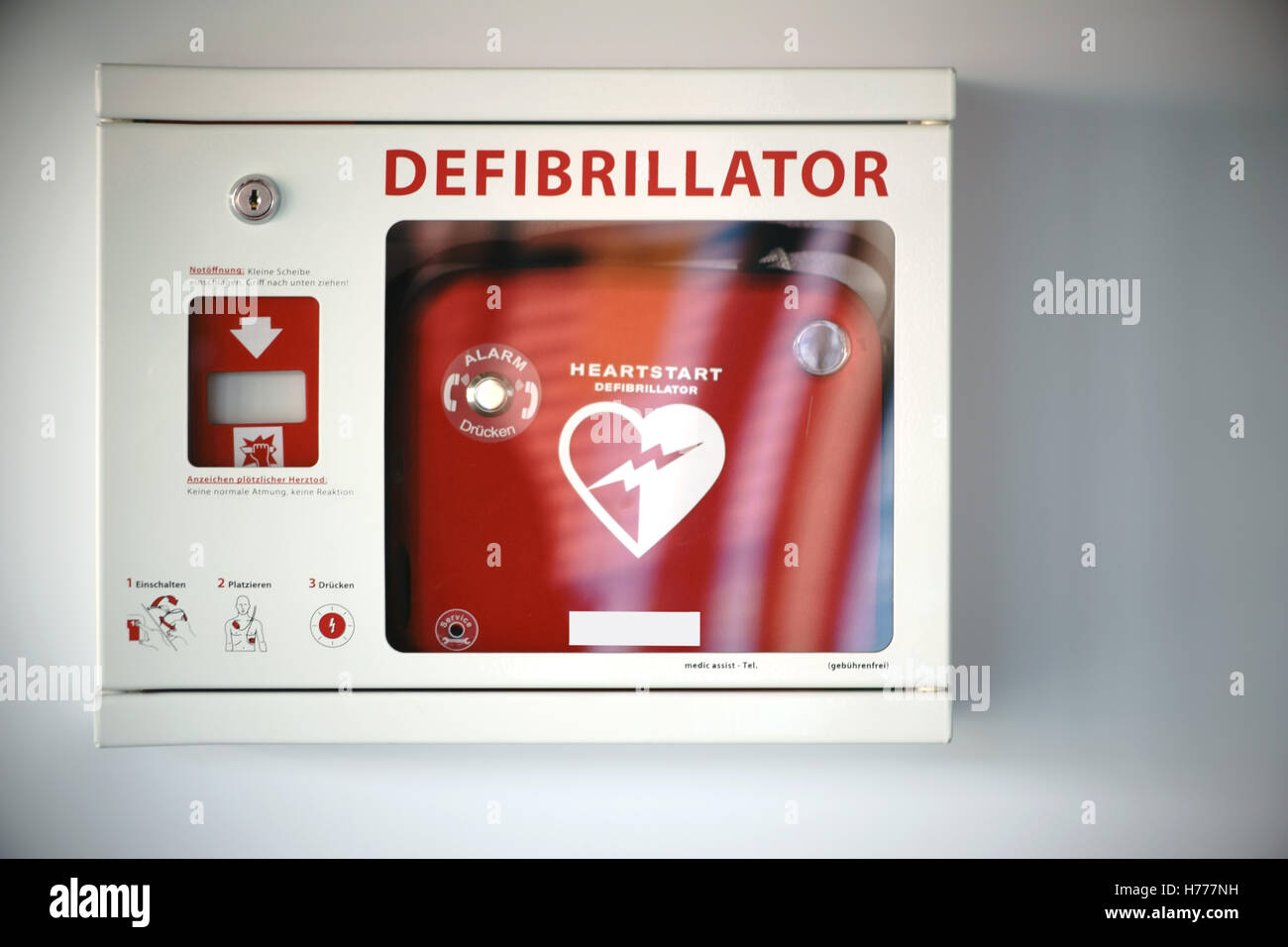 First aid kit defibrillator hi-res stock photography and images - Alamy
