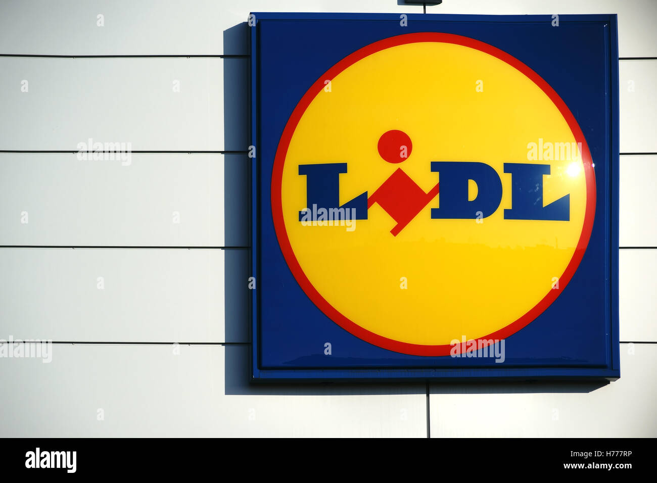Lidl discounter hi-res stock photography and images - Alamy