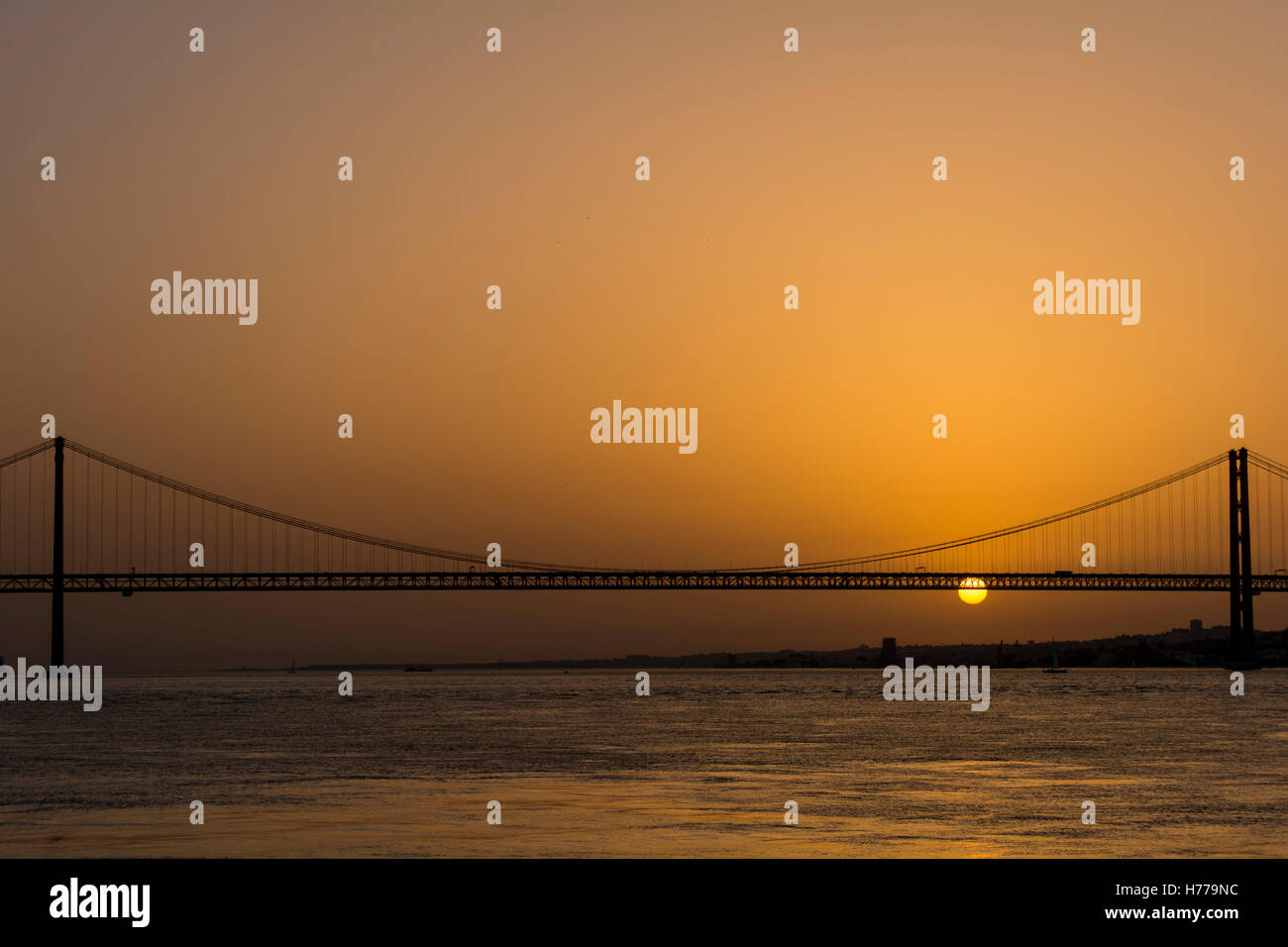 25th april bridge hi-res stock photography and images - Alamy