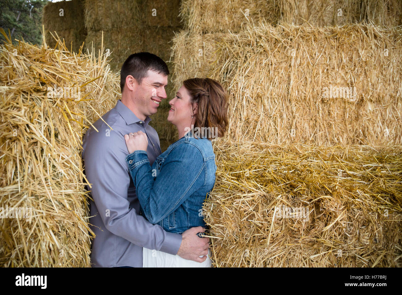 Engaged couple hi-res stock photography and images - Alamy
