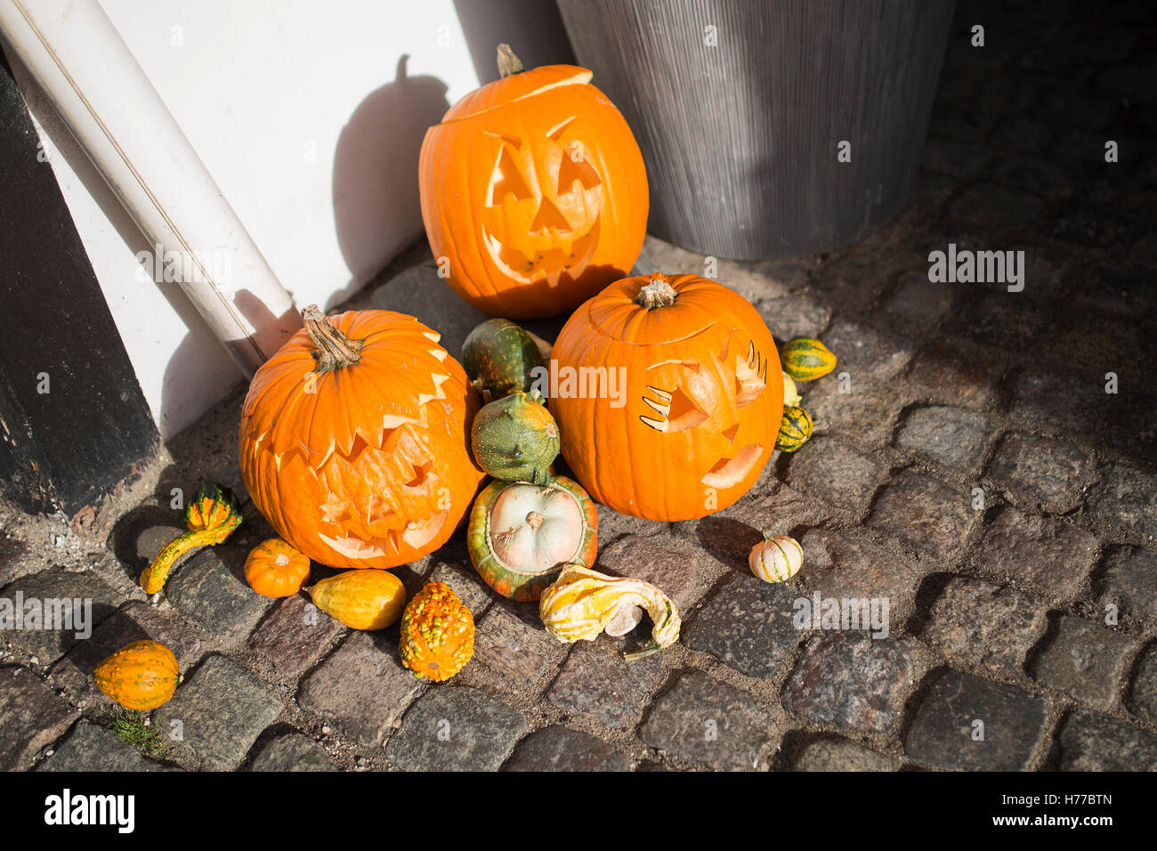 Halloween jack-o-lantern pumpkins Stock Photo - Alamy