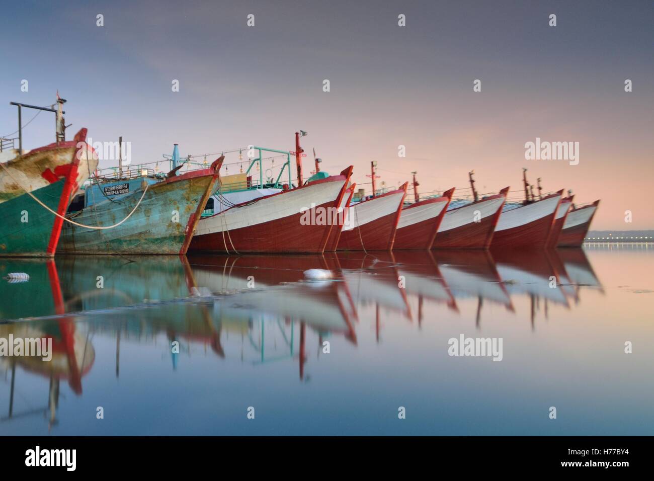 Row of boats hi-res stock photography and images - Alamy