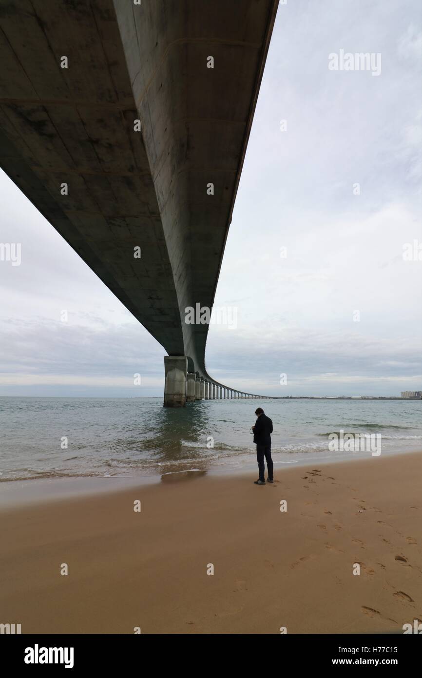 Bridge on beach hi-res stock photography and images - Alamy