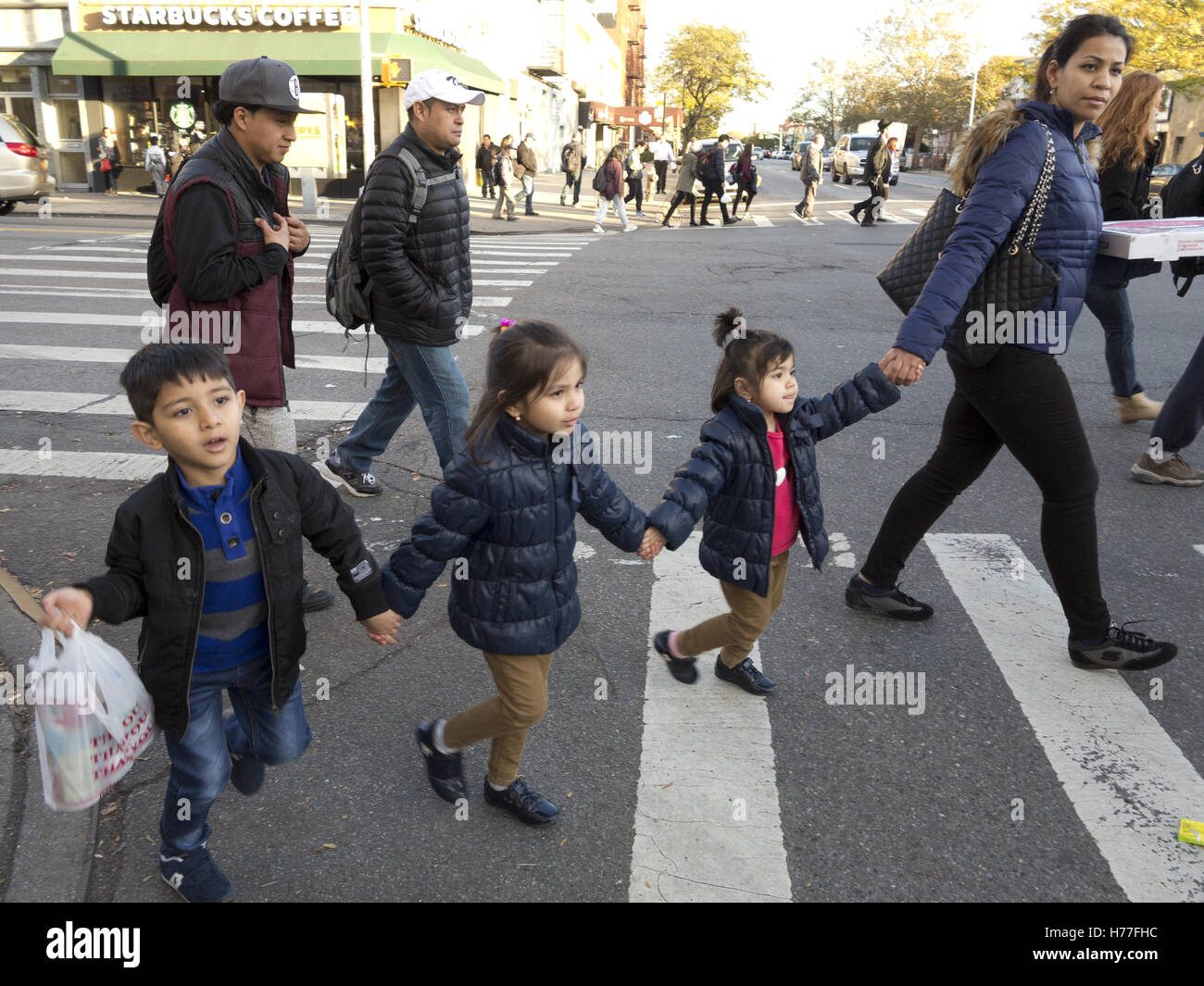 Children crossing the street hi-res stock photography and images - Alamy