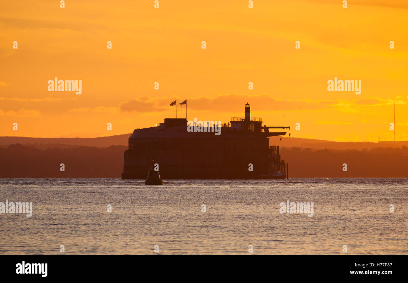 Over solent sea hi-res stock photography and images - Alamy