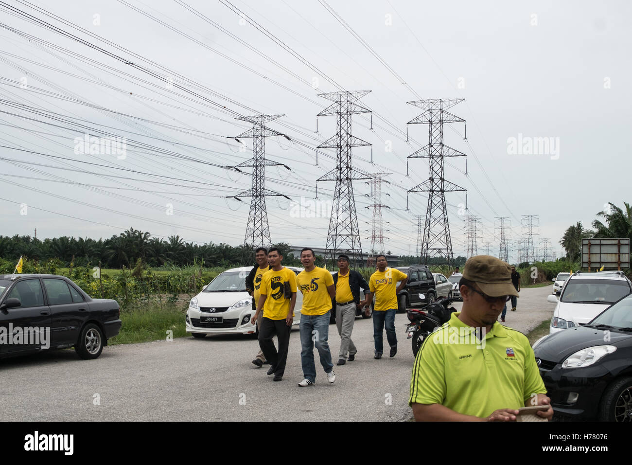 bersih 5 convoy participant waiting instruction Stock Photo - Alamy