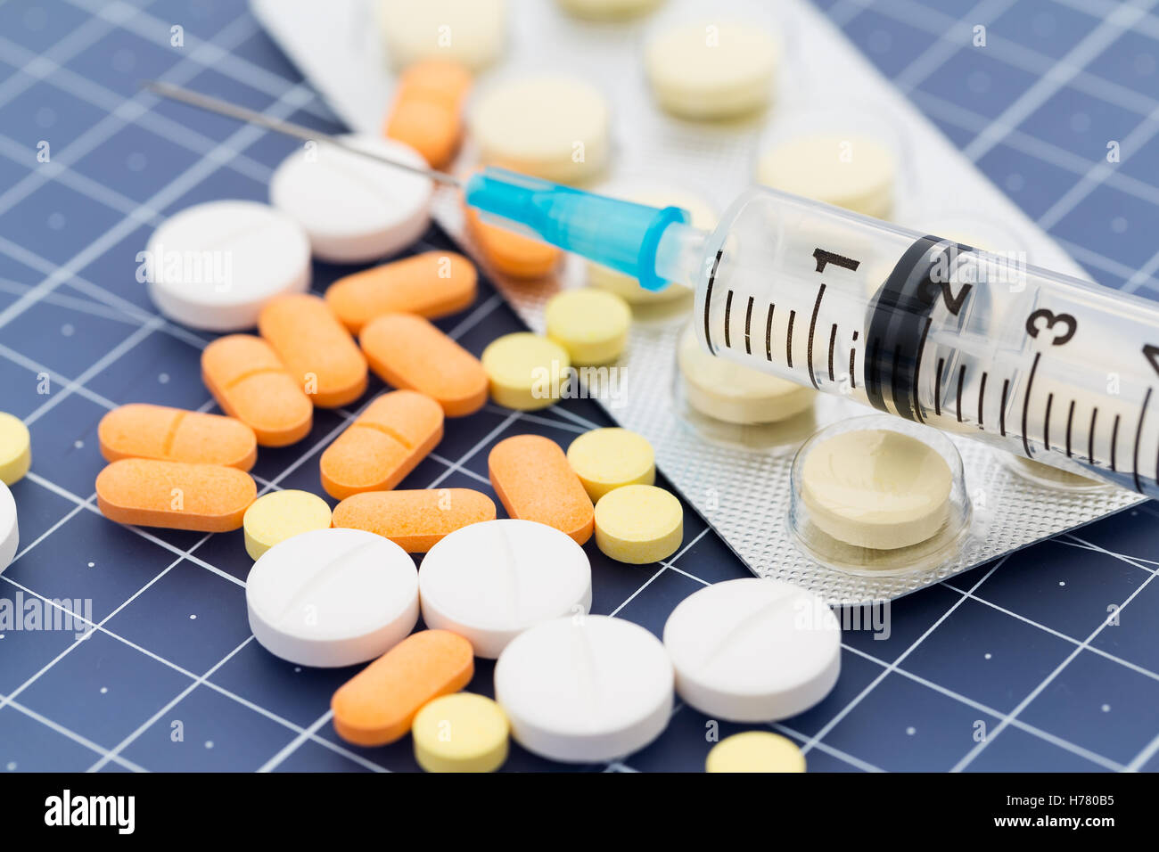 Drugs and injection syringe Stock Photo - Alamy