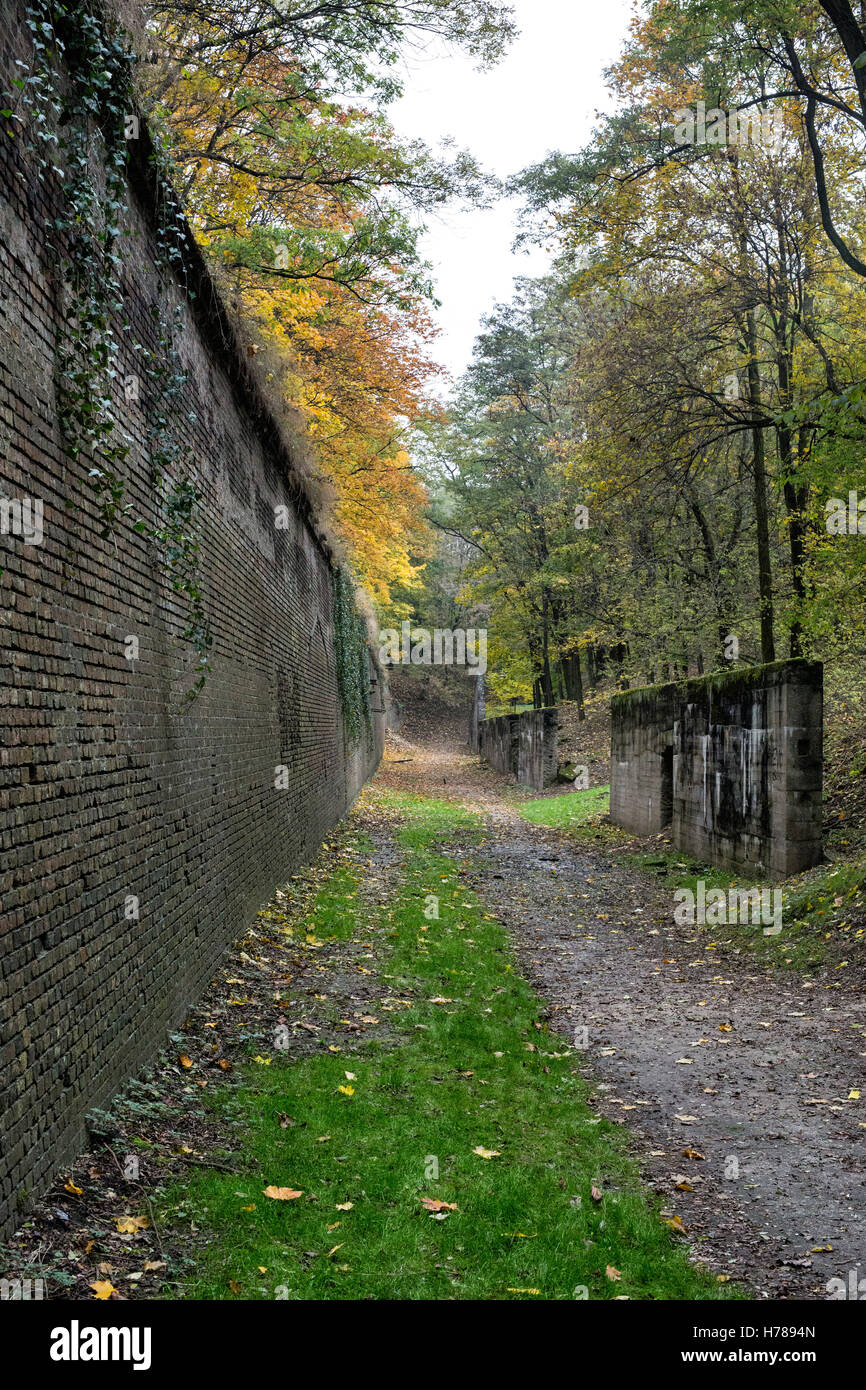 Moat fortification fortifications hi-res stock photography and images ...