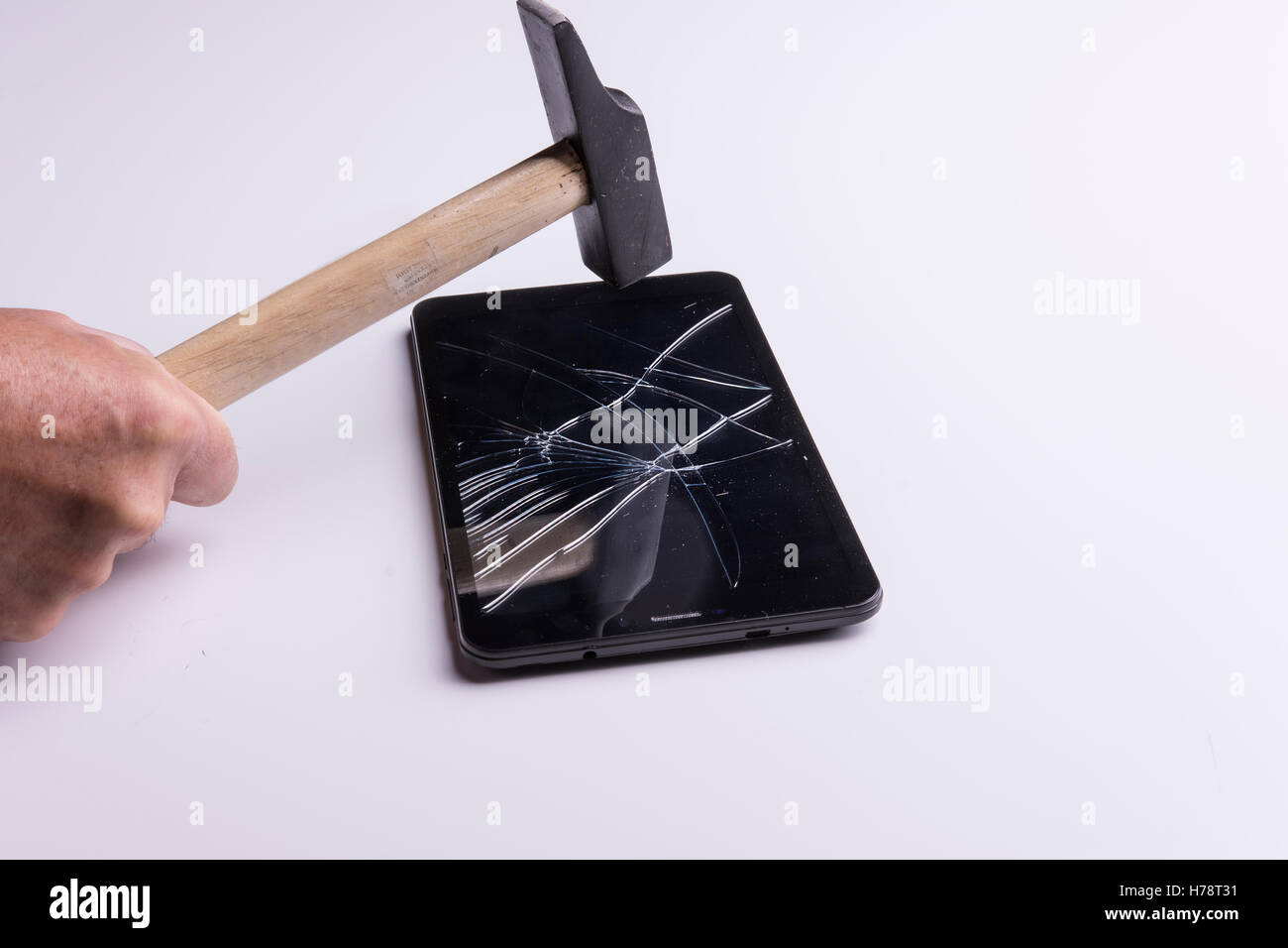 Tablet broken screen icon hi-res stock photography and images - Alamy