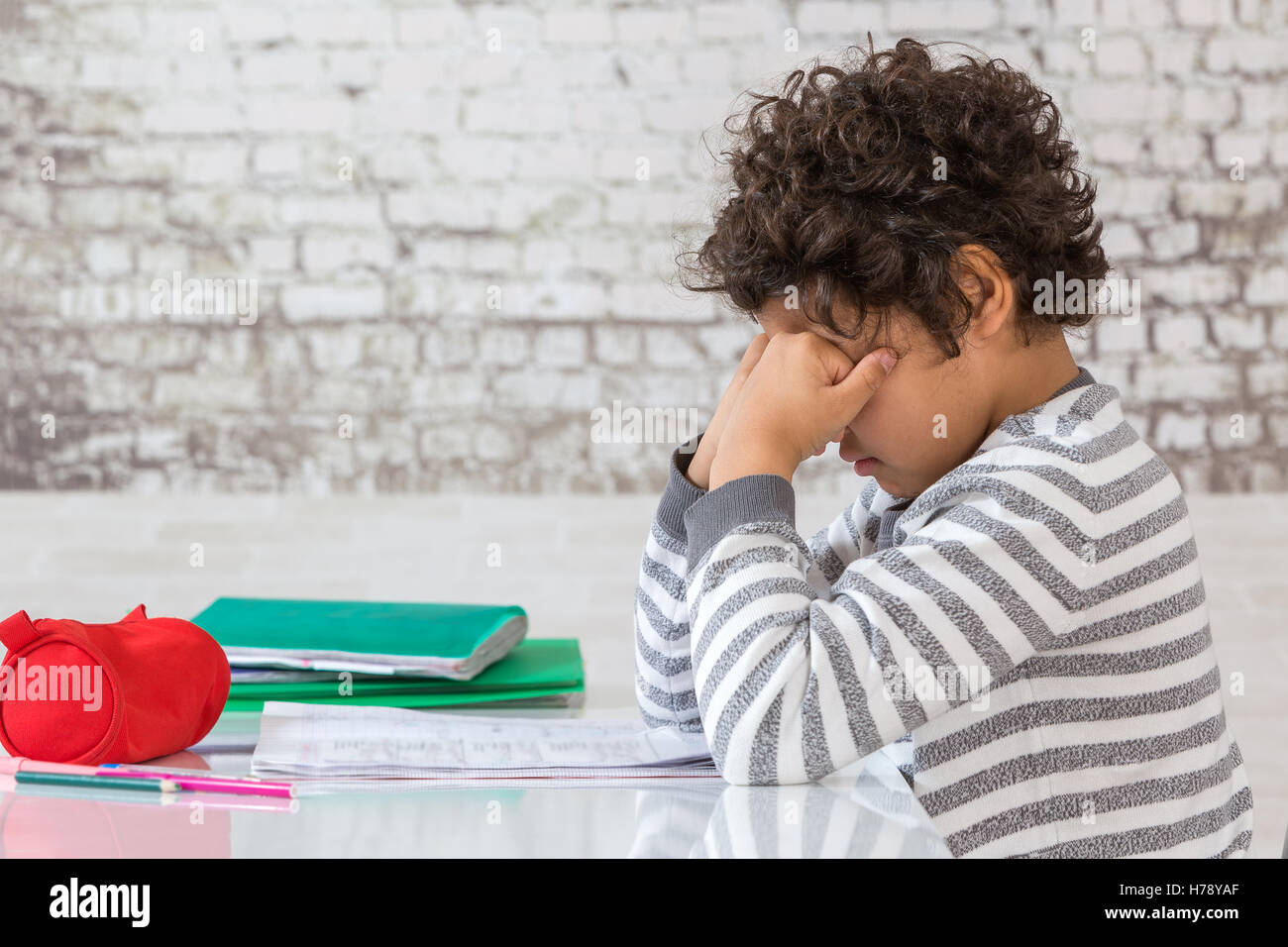 Child crying hi-res stock photography and images - Alamy
