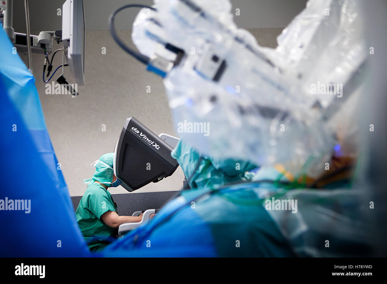 Robotic assisted laparoscopic surgery hi-res stock photography and ...
