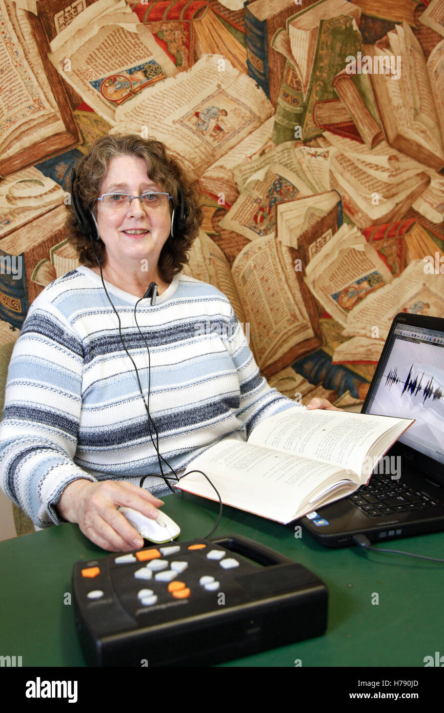 Elderly audio technology hi-res stock photography and images - Alamy