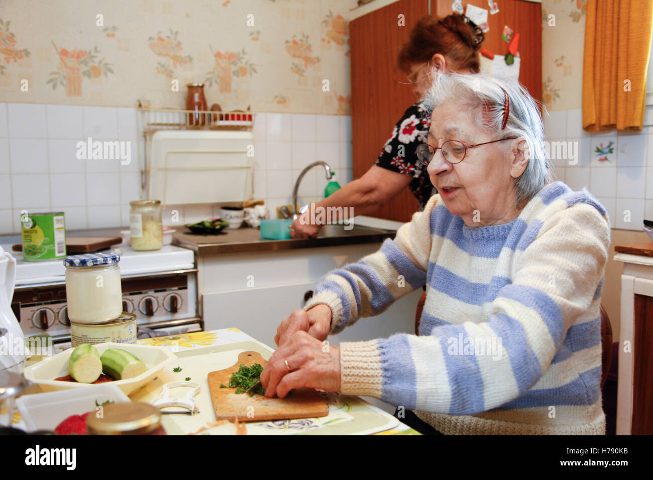 SENIOR IN KITCHEN Stock Photo - Alamy