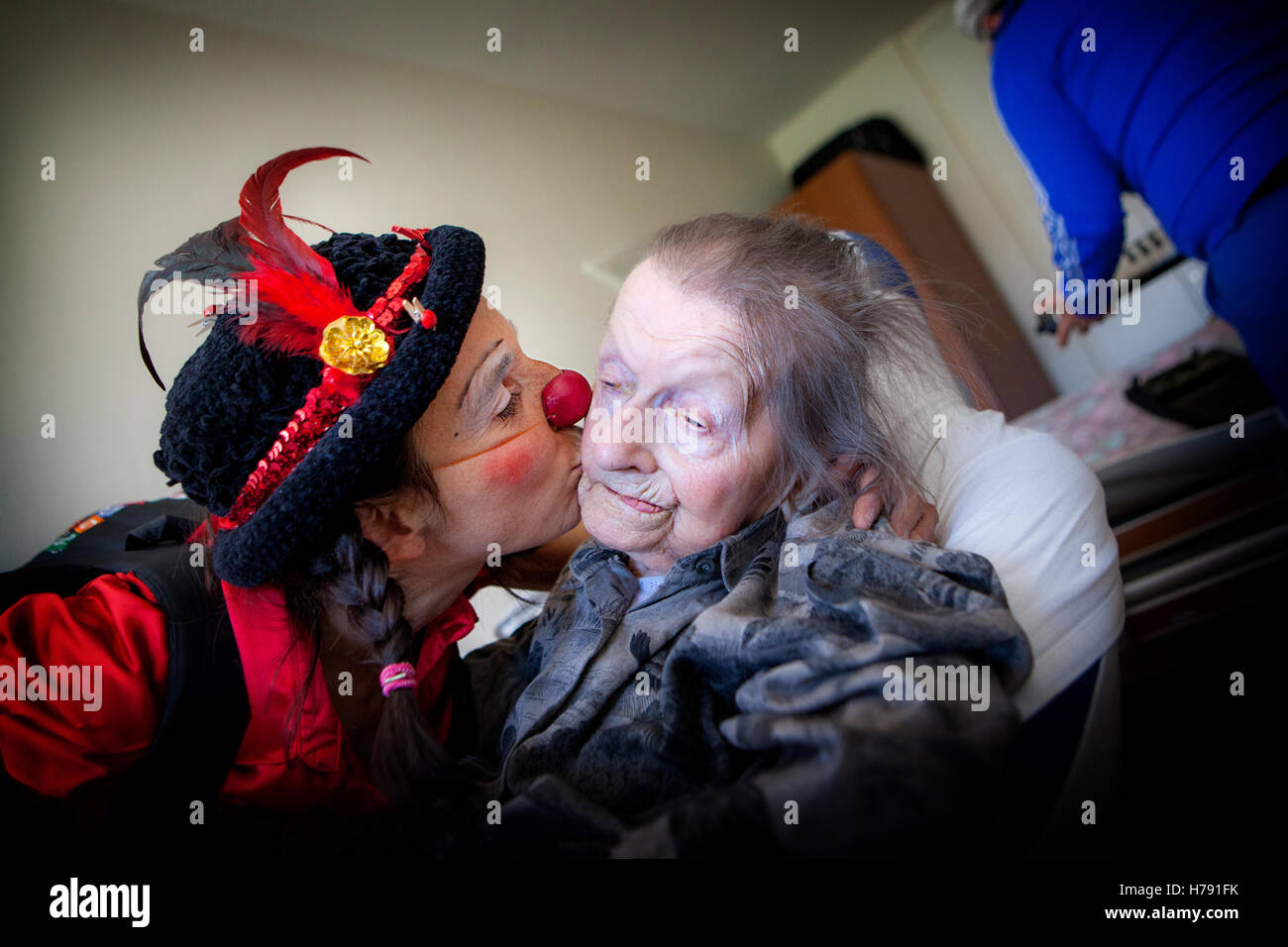 Kissing clowns hi-res stock photography and images - Alamy