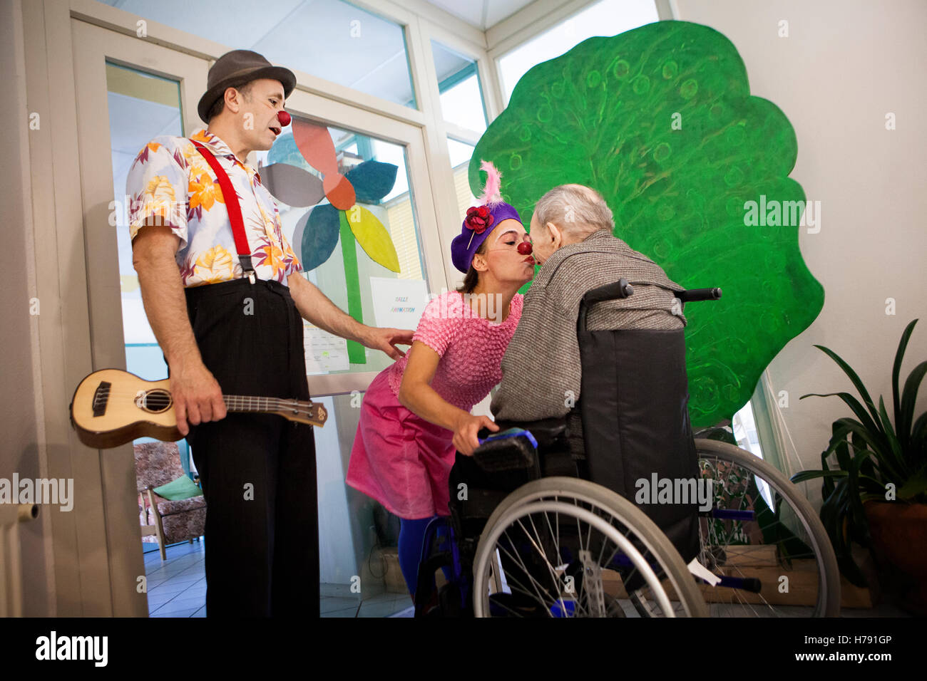 Kissing clowns hi-res stock photography and images - Alamy