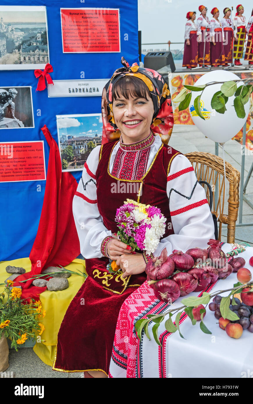 Dnepropetrovsk, Ukraine - September 14, 2013: Ukrainian folk artists ...