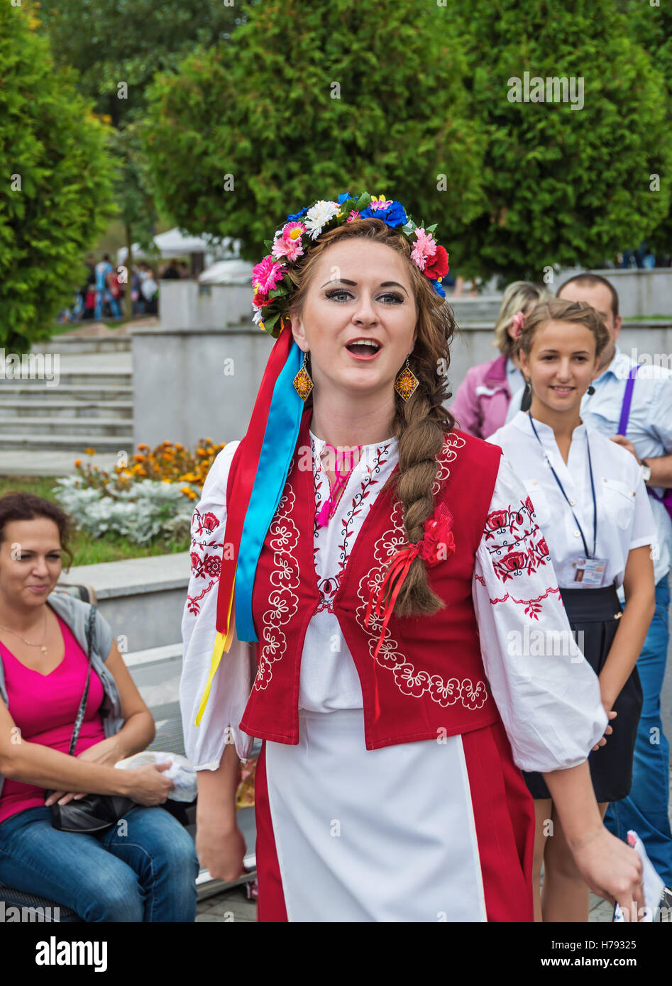 Dnepropetrovsk, Ukraine - September 14, 2013: Ukrainian folk artists ...