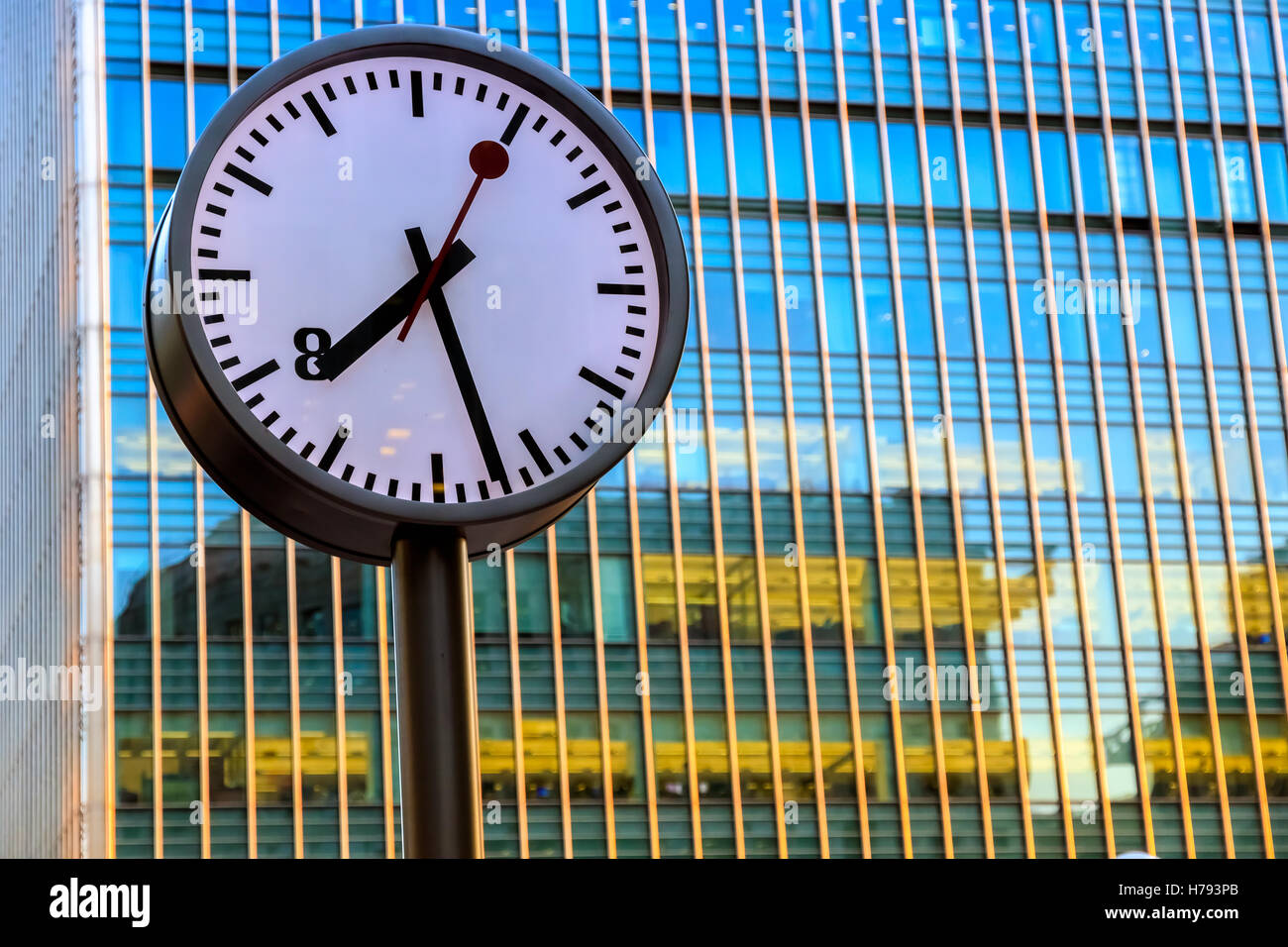 Clock night canary wharf hi-res stock photography and images - Alamy