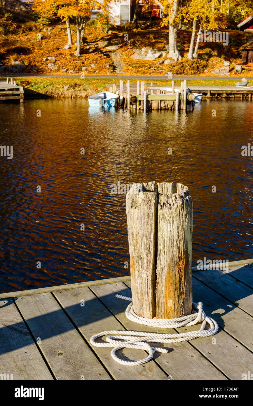 Mooring bollard tie boat hi-res stock photography and images - Alamy