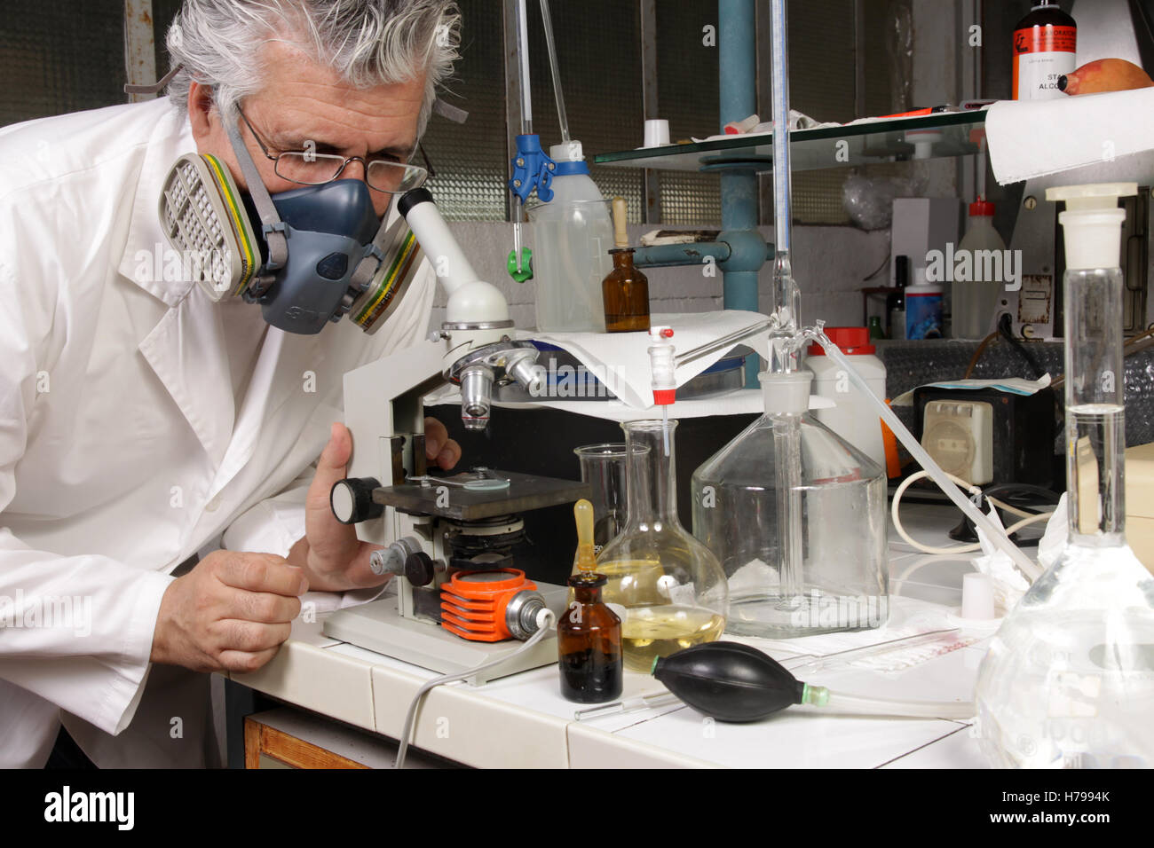 biologist at work in a laboratory Stock Photo - Alamy