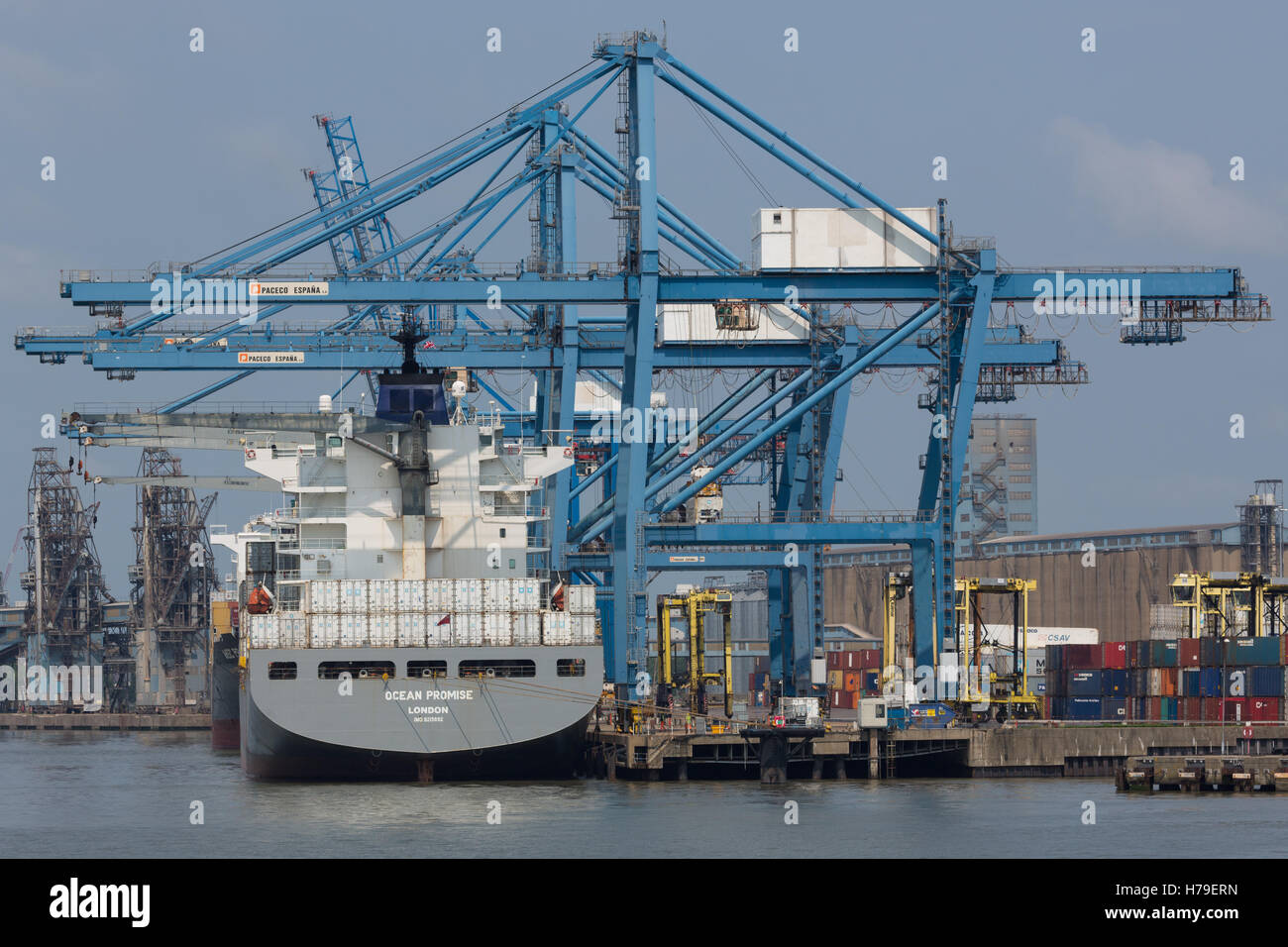 Container ships unloading at Tilbury Docks Stock Photo - Alamy