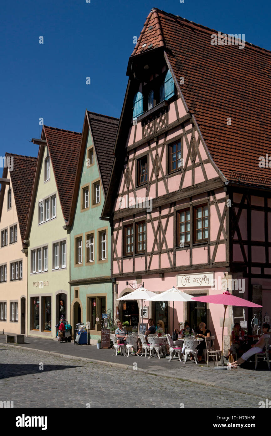 Cafe and traditional historic buildings in Rothenburg ob der Tauber ...