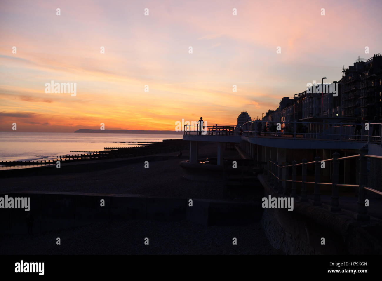 Watching sunset uk hi-res stock photography and images - Alamy