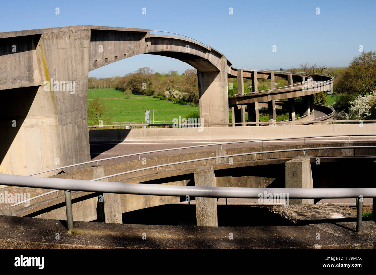 "Curly-wurly" bridge across the M4 motorway near Swindon Stock Photo ...