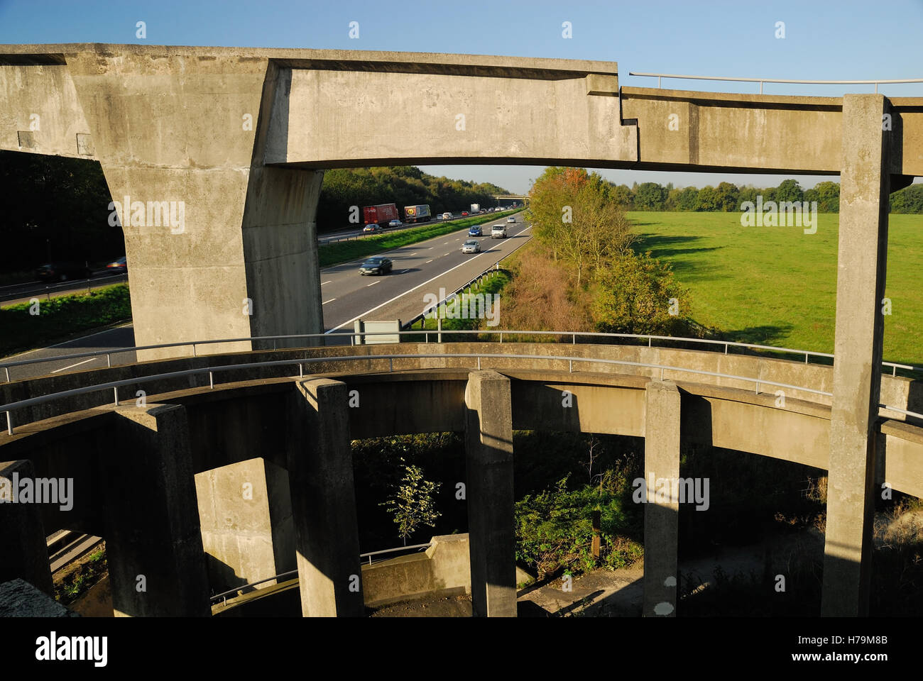 "Curly-wurly" bridge across the M4 motorway near Swindon Stock Photo ...
