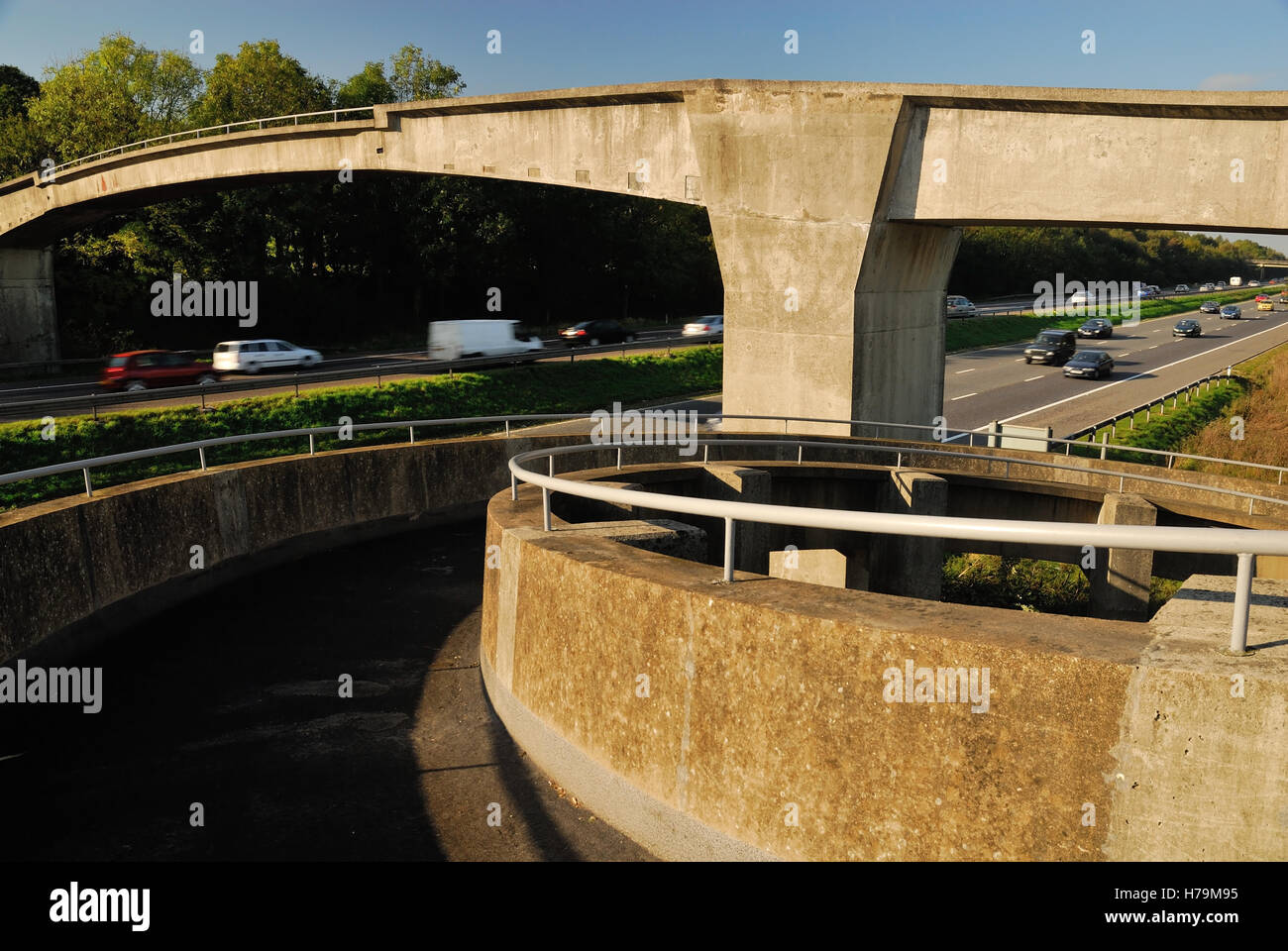 "Curly-wurly" bridge across the M4 motorway near Swindon Stock Photo ...
