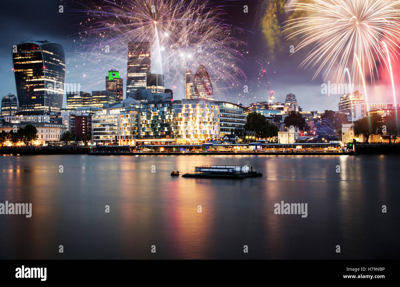 London fireworks wheel hi-res stock photography and images - Alamy