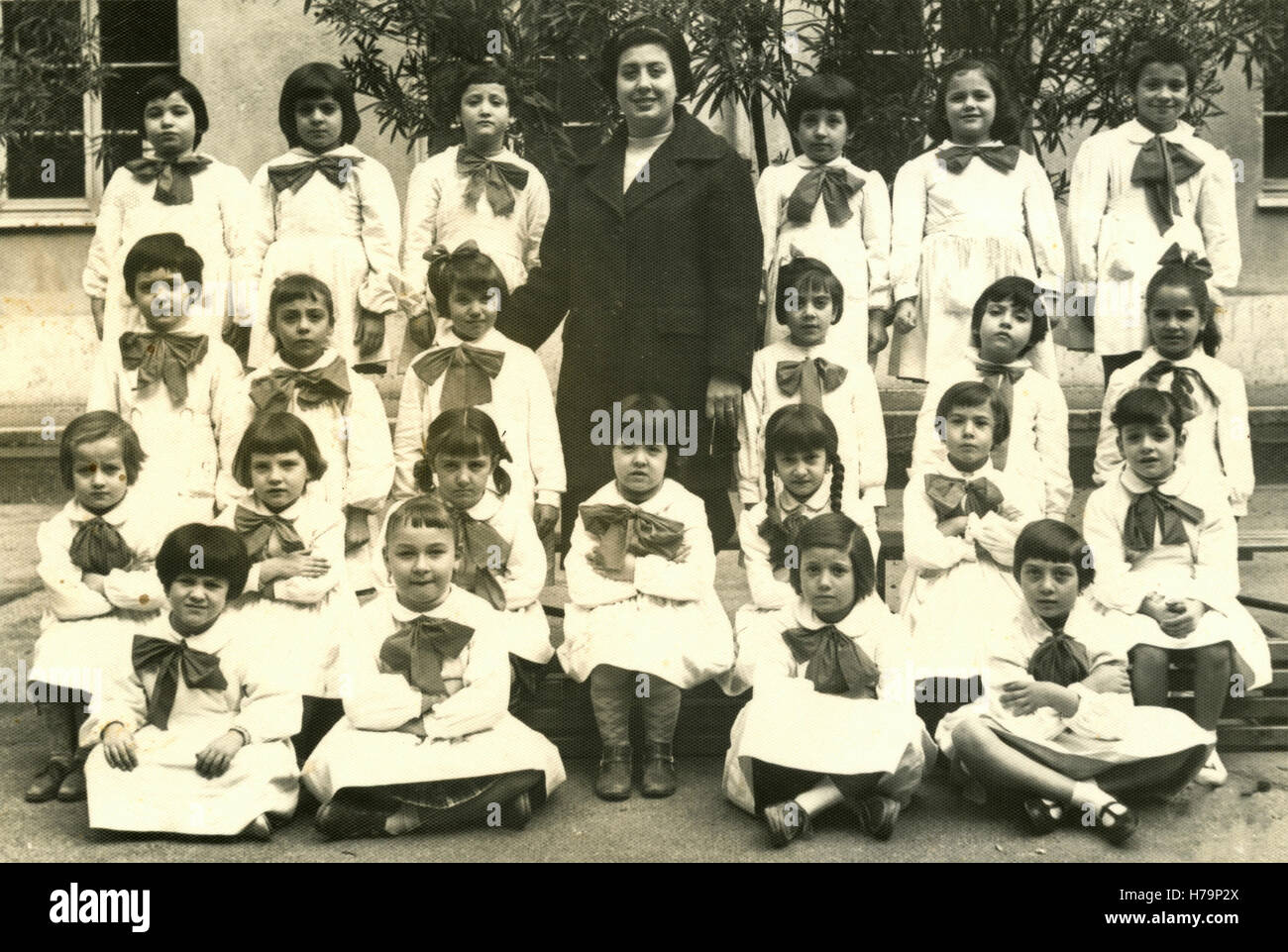 Class photo with the teacher, Italy Stock Photo - Alamy