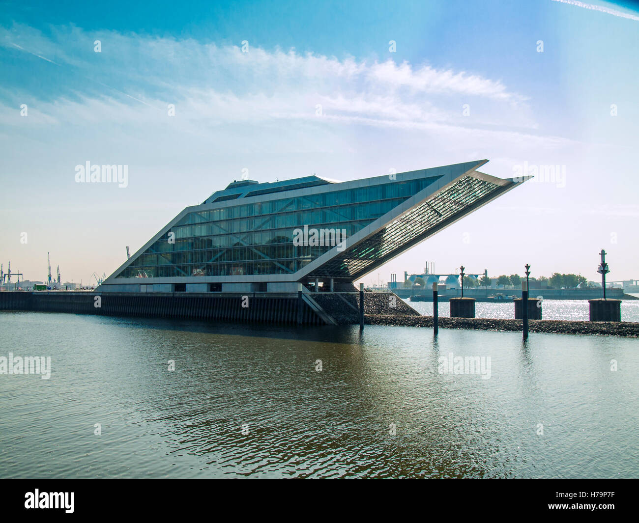 Dockland office building hi-res stock photography and images - Alamy
