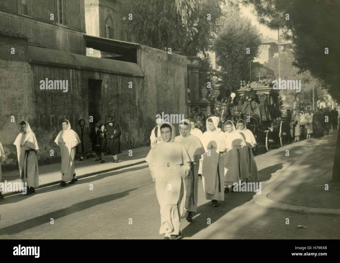 1950s funeral procession hi-res stock photography and images - Alamy