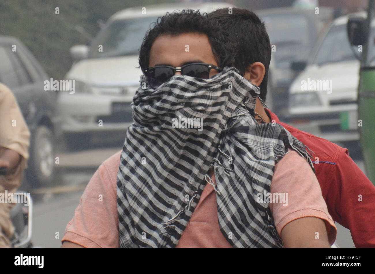 Lahore, Pakistan. 03rd Nov, 2016. Pakistani people using mask to ...