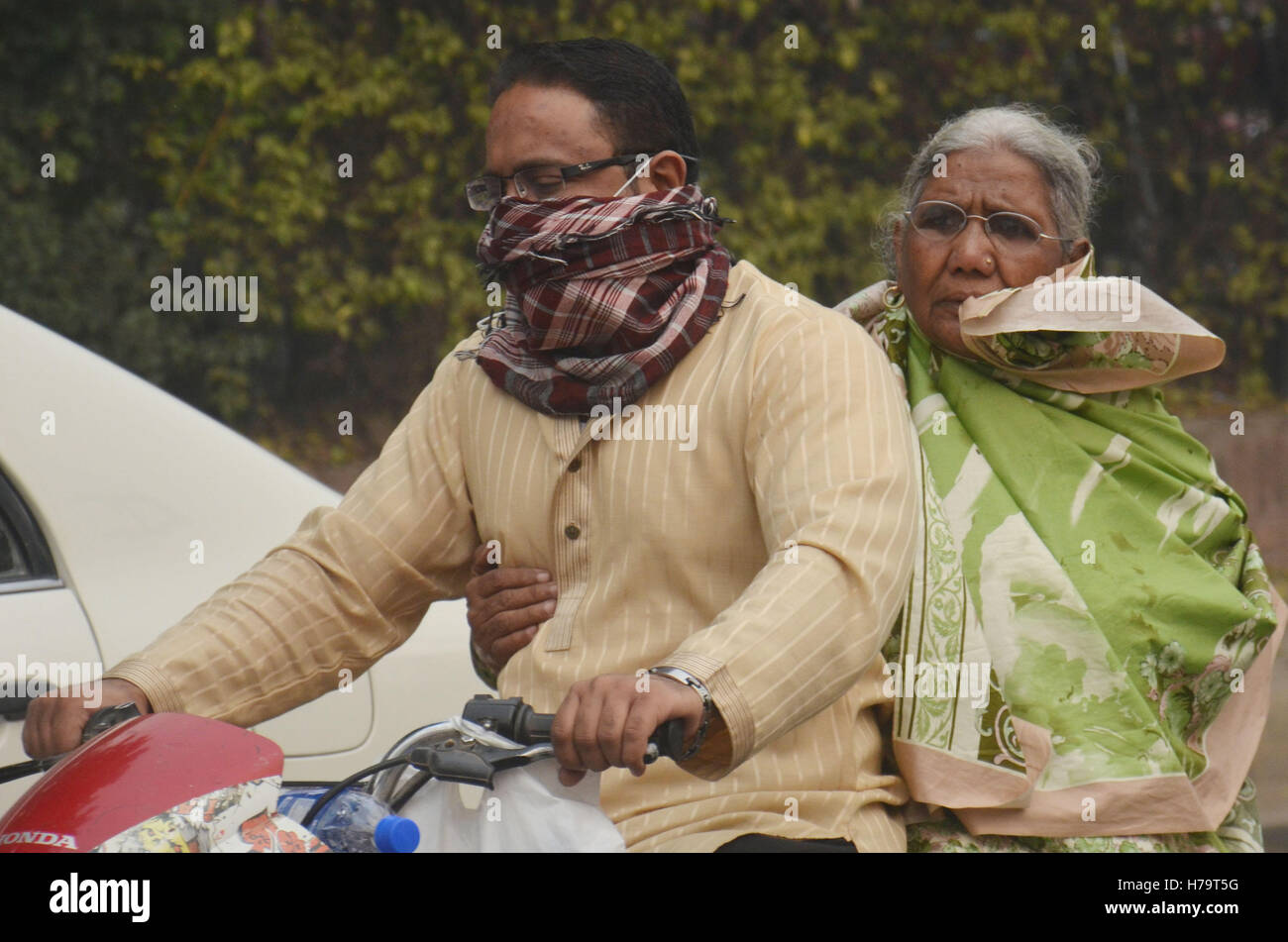 Lahore, Pakistan. 03rd Nov, 2016. Pakistani people using mask to ...