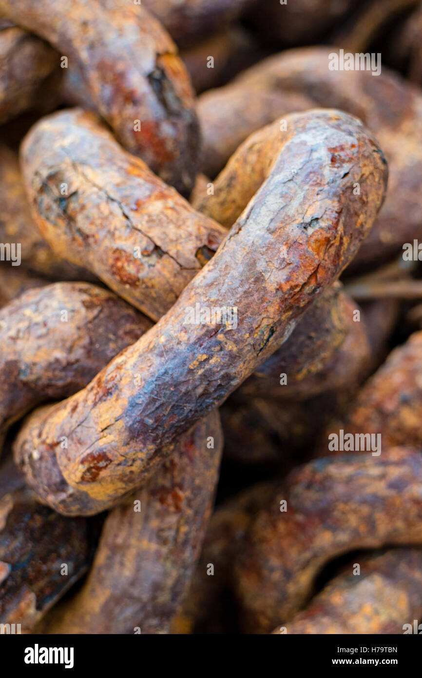 Rusty steel chain links Stock Photo - Alamy