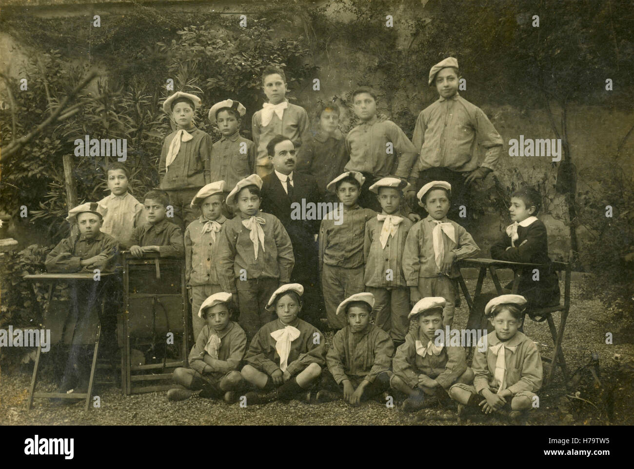 Class photo uniform hi-res stock photography and images - Alamy
