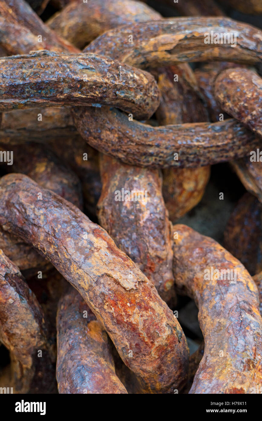 Rusty steel chain links Stock Photo - Alamy