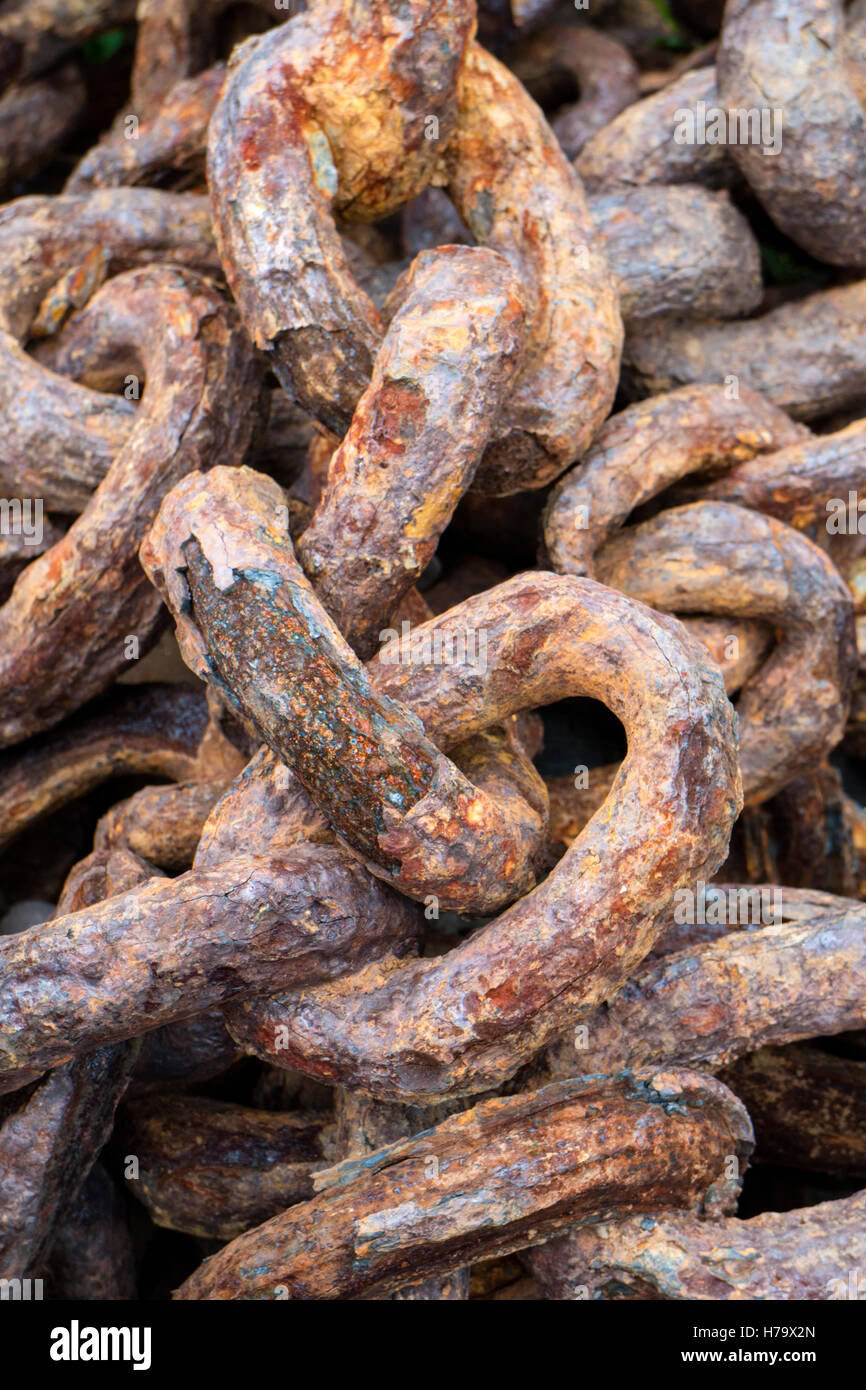 Rusty steel chain links Stock Photo - Alamy