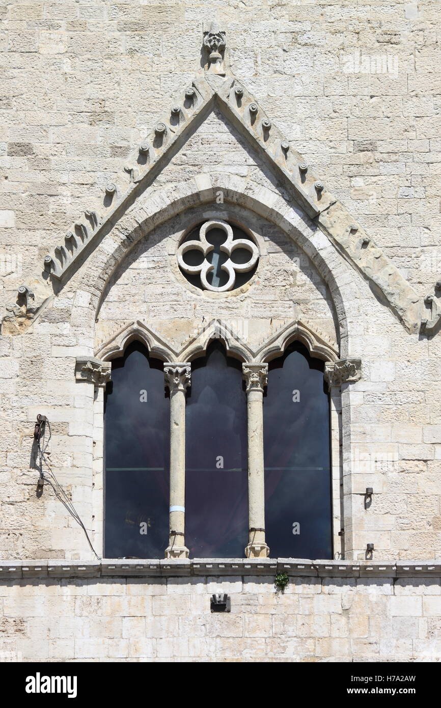 Medieval mullioned window hi-res stock photography and images - Alamy