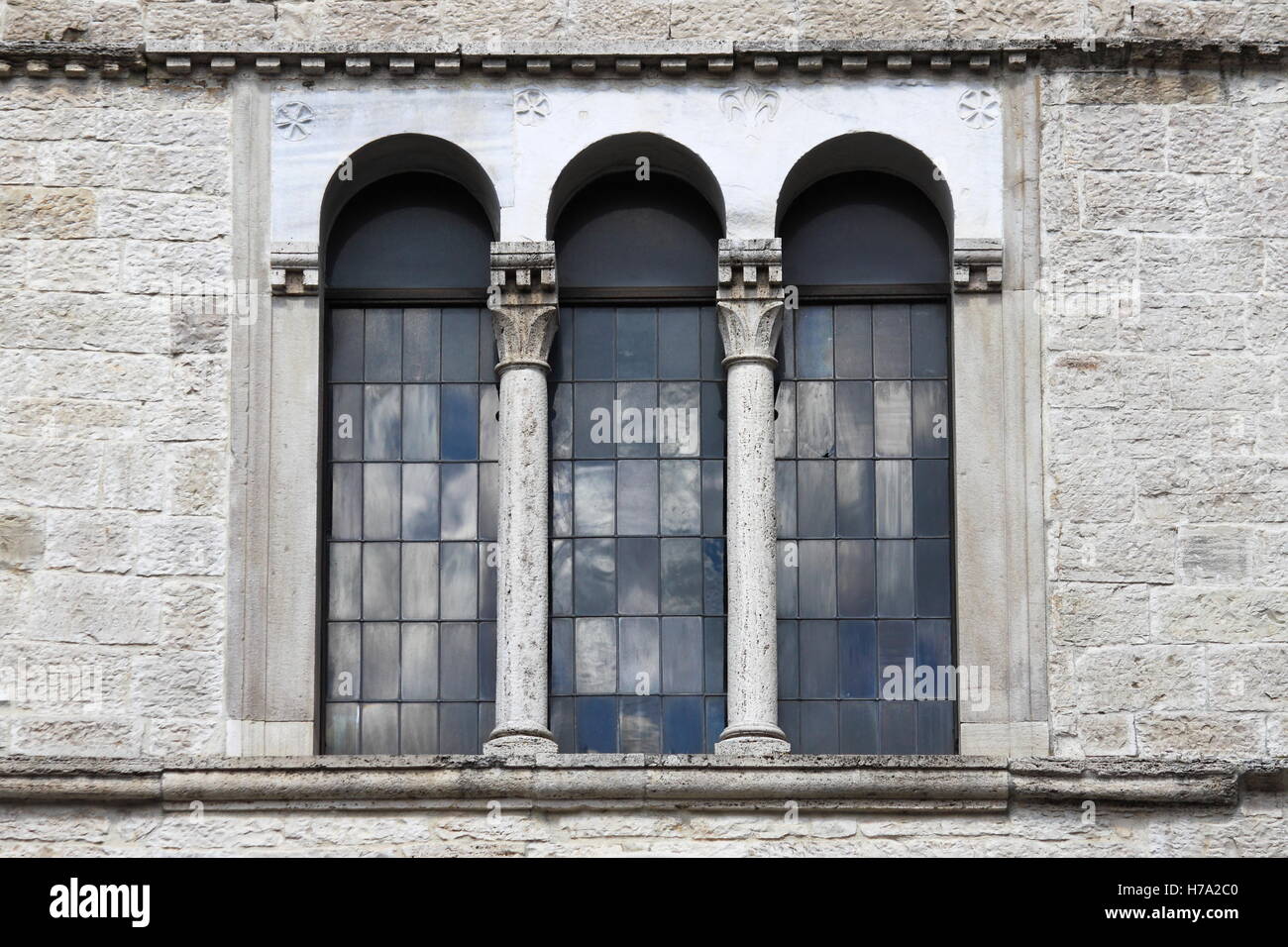 Medieval mullioned window hi-res stock photography and images - Alamy