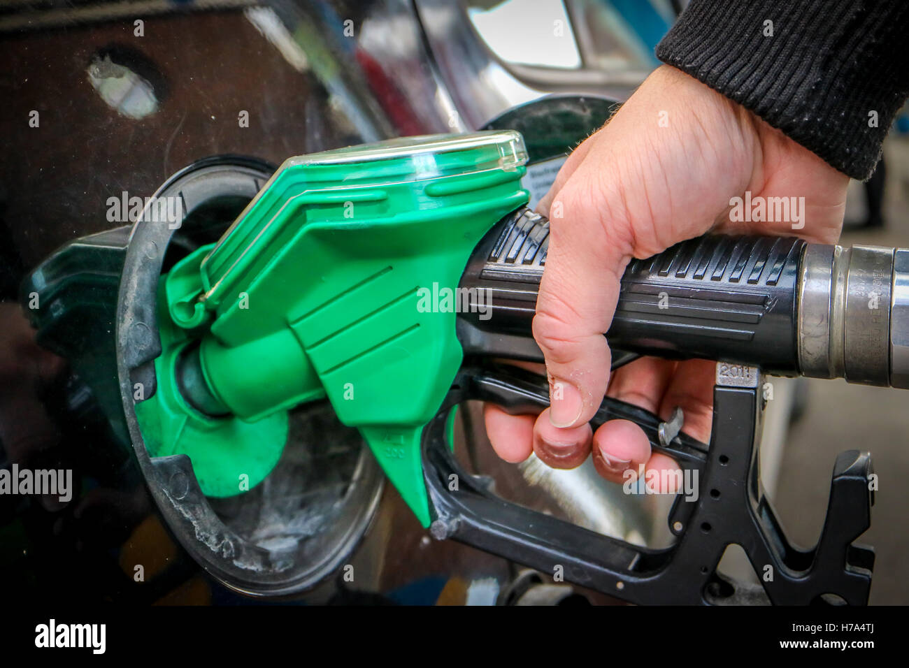 Hand pumping gas hi-res stock photography and images - Alamy
