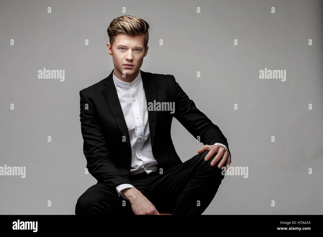 Portrait of a young handsome business man Stock Photo - Alamy