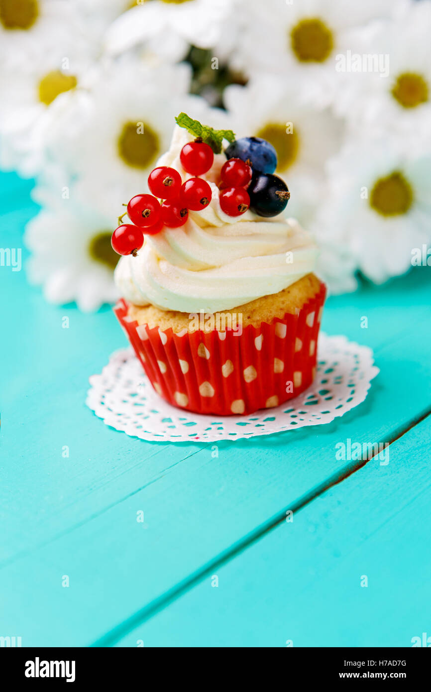 cupcakes with summer berries Stock Photo - Alamy