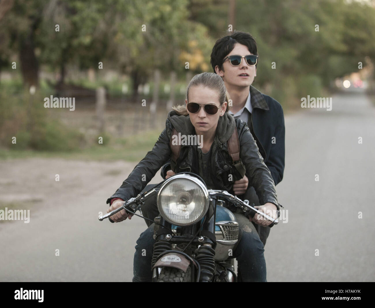 THE SPACE BETWEEN US (2016) BRITT ROBERTSON ASA BUTTERFIELD PETER ...