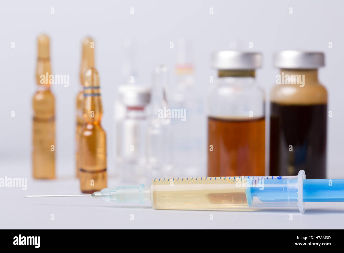 syringe with ampules of drugs Stock Photo - Alamy