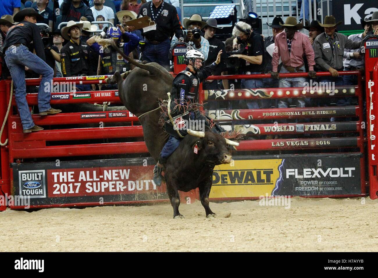 Las Vegas, NV, USA. 2nd Nov, 2016. Cooper Davis riding 'Show Kitty' in ...