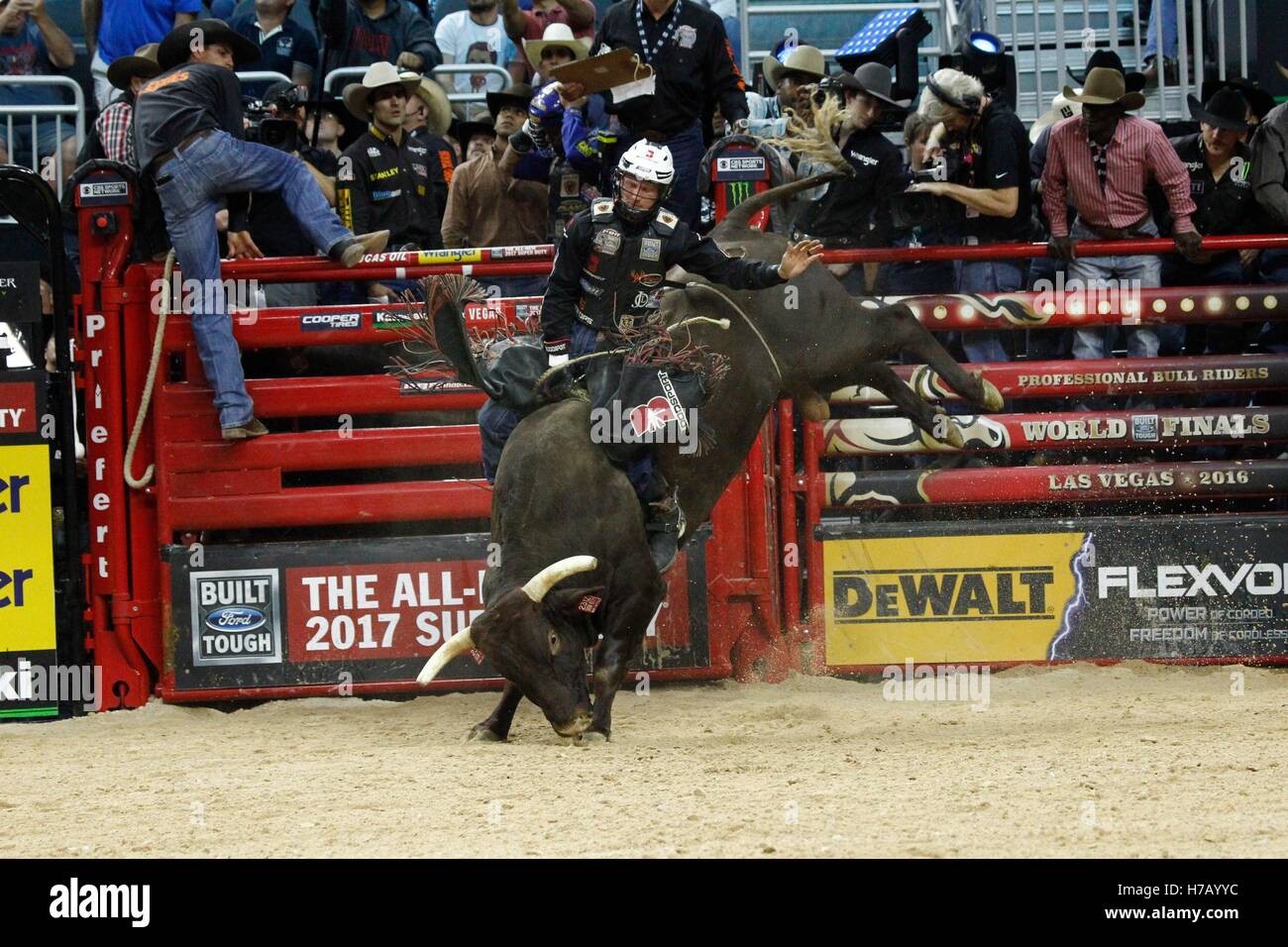 Las Vegas, NV, USA. 2nd Nov, 2016. Cooper Davis riding 'Show Kitty' in ...
